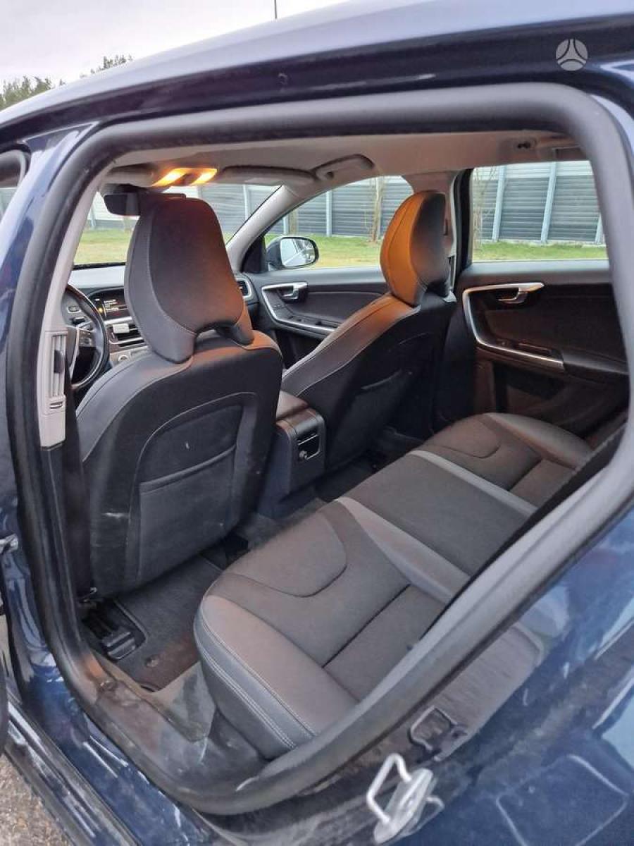 Zils Volvo V60 2014 Viļņa, ar dzinēja tilpumu 2.40 L un nobraukumu 300 tūkst. km par 5500 €, foto 12 vietnē AUTOMOTO.COM.LV