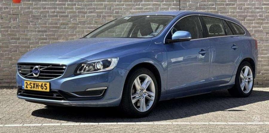 Blue Volvo V60 2014 in Jonava, with an engine capacity of 2.40 L and mileage of 249 thousand km for 8150 €, photo 1 on AUTOMOTO.COM.LV