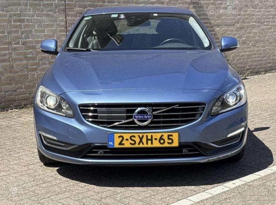 Blue Volvo V60 2014 in Jonava, with an engine capacity of 2.40 L and mileage of 249 thousand km for 8150 €, photo 3 on AUTOMOTO.COM.LV