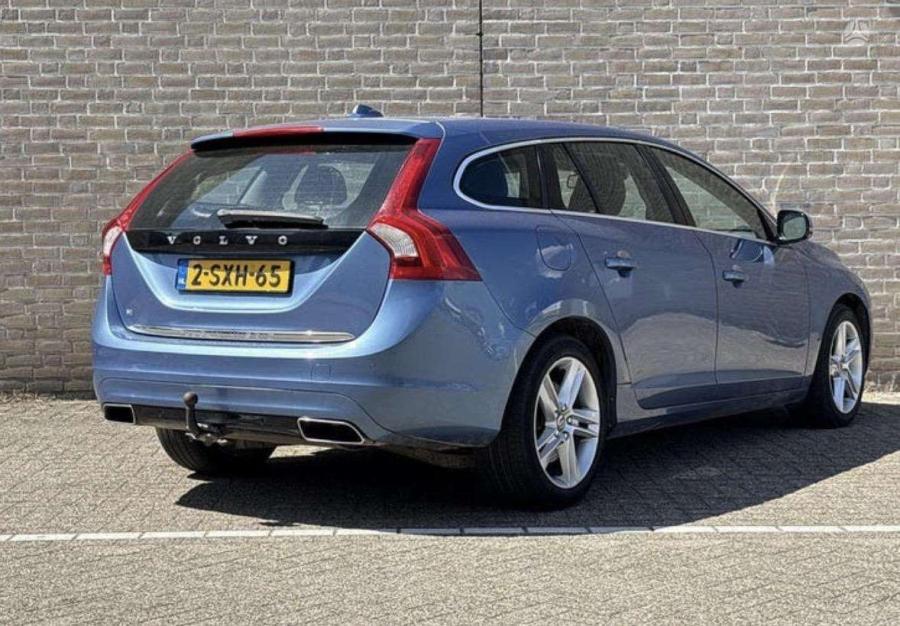 Blue Volvo V60 2014 in Jonava, with an engine capacity of 2.40 L and mileage of 249 thousand km for 8150 €, photo 4 on AUTOMOTO.COM.LV