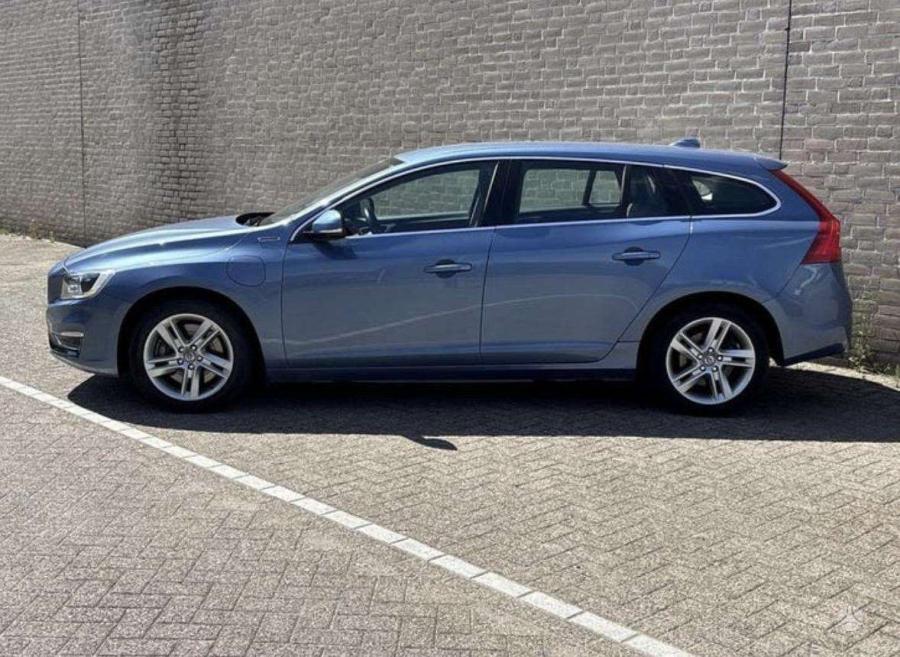 Blue Volvo V60 2014 in Jonava, with an engine capacity of 2.40 L and mileage of 249 thousand km for 8150 €, photo 7 on AUTOMOTO.COM.LV