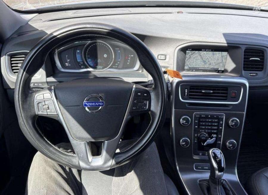 Blue Volvo V60 2014 in Jonava, with an engine capacity of 2.40 L and mileage of 249 thousand km for 8150 €, photo 10 on AUTOMOTO.COM.LV