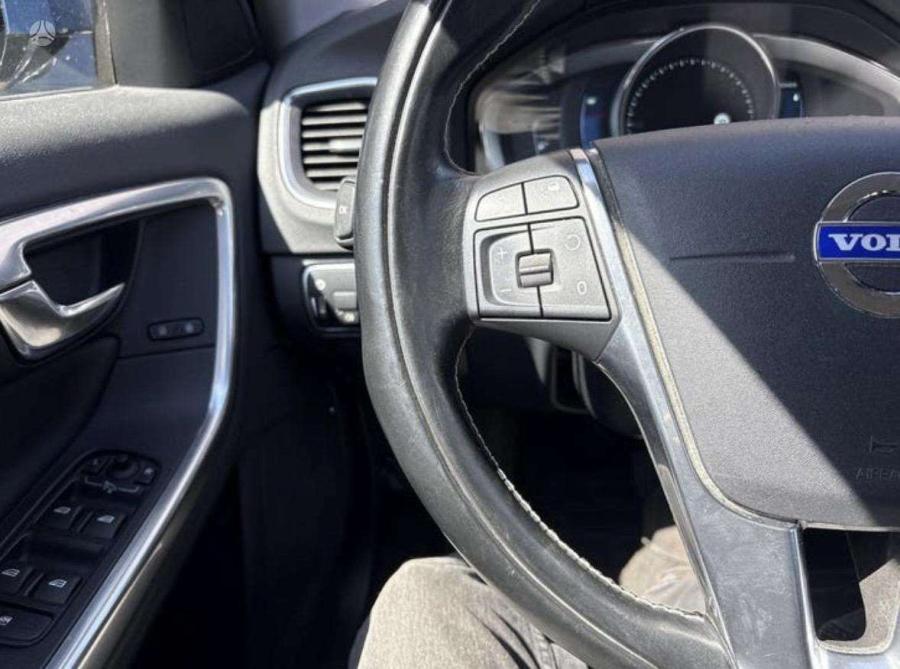 Blue Volvo V60 2014 in Jonava, with an engine capacity of 2.40 L and mileage of 249 thousand km for 8150 €, photo 11 on AUTOMOTO.COM.LV