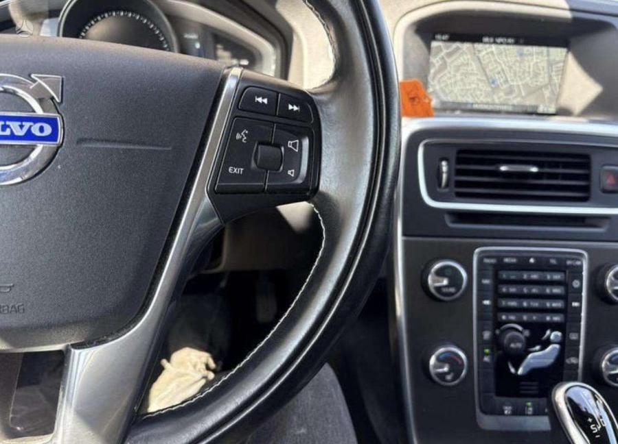 Blue Volvo V60 2014 in Jonava, with an engine capacity of 2.40 L and mileage of 249 thousand km for 8150 €, photo 12 on AUTOMOTO.COM.LV