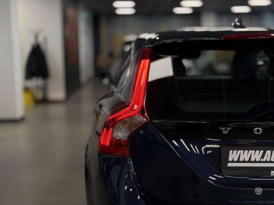 Blue Volvo V60 2014 in Klaipeda, with an engine capacity of 1.97 L and mileage of 264 thousand km for 7950 €, photo 21 on AUTOMOTO.COM.LV