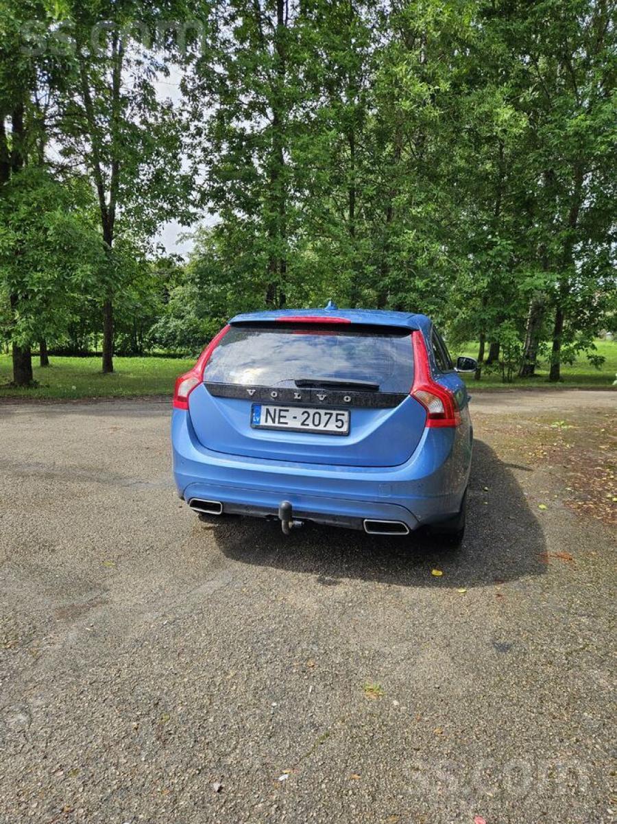 Zils Volvo V60 2014 Aizkraukle, ar dzinēja tilpumu 2.00 L un nobraukumu 333 tūkst. km par 6300 €, foto 3 vietnē AUTOMOTO.COM.LV