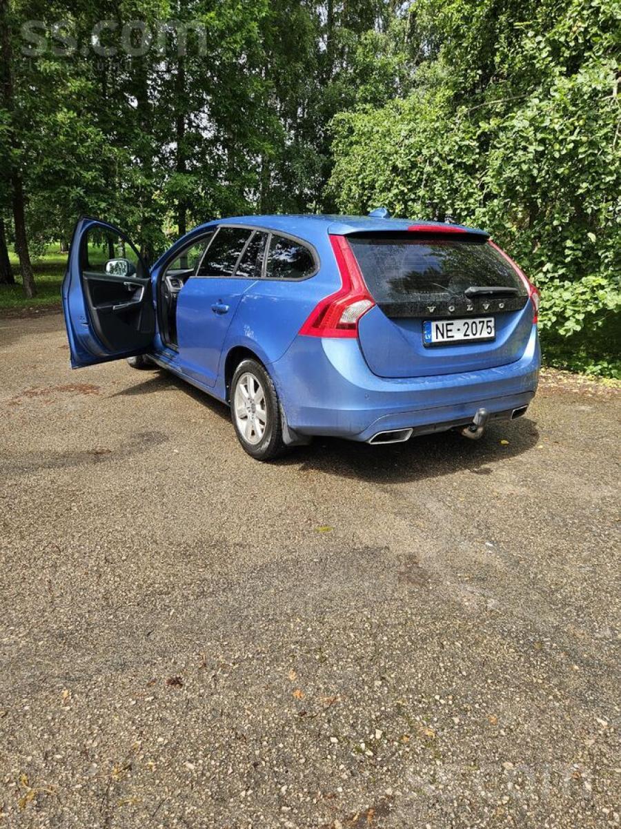 Zils Volvo V60 2014 Aizkraukle, ar dzinēja tilpumu 2.00 L un nobraukumu 333 tūkst. km par 6300 €, foto 4 vietnē AUTOMOTO.COM.LV