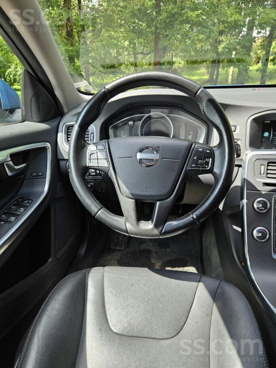 Zils Volvo V60 2014 Aizkraukle, ar dzinēja tilpumu 2.00 L un nobraukumu 333 tūkst. km par 6300 €, foto 9 vietnē AUTOMOTO.COM.LV