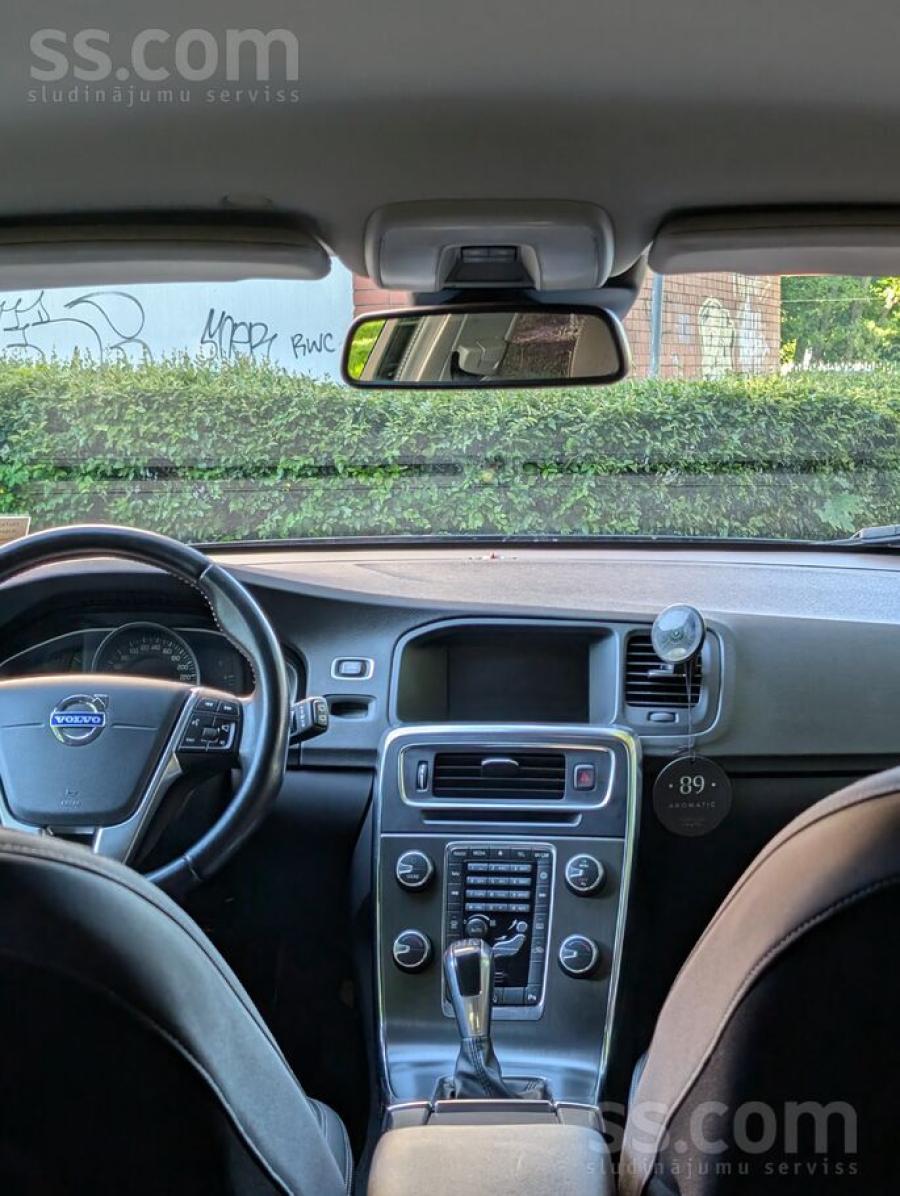 Blue Volvo V60 2014 in Riga, with an engine capacity of 2.00 L and mileage of 270 thousand km for 4950 €, photo 5 on AUTOMOTO.COM.LV