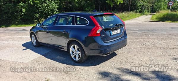 Zils Volvo V60 2014 Rakvere, ar dzinēja tilpumu 2.40 L un nobraukumu 277 tūkst. km par 6700 €, foto 4 vietnē AUTOMOTO.COM.LV