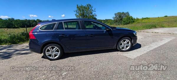 Zils Volvo V60 2014 Rakvere, ar dzinēja tilpumu 2.40 L un nobraukumu 277 tūkst. km par 6700 €, foto 8 vietnē AUTOMOTO.COM.LV