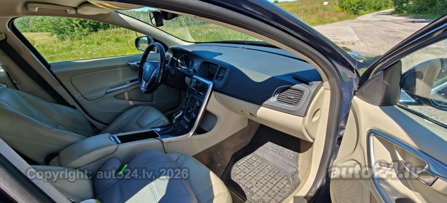 Zils Volvo V60 2014 Rakvere, ar dzinēja tilpumu 2.40 L un nobraukumu 277 tūkst. km par 6700 €, foto 10 vietnē AUTOMOTO.COM.LV