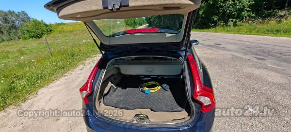 Zils Volvo V60 2014 Rakvere, ar dzinēja tilpumu 2.40 L un nobraukumu 277 tūkst. km par 6700 €, foto 10 vietnē AUTOMOTO.COM.LV