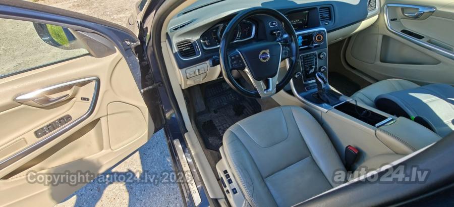 Zils Volvo V60 2014 Rakvere, ar dzinēja tilpumu 2.40 L un nobraukumu 277 tūkst. km par 6700 €, foto 12 vietnē AUTOMOTO.COM.LV