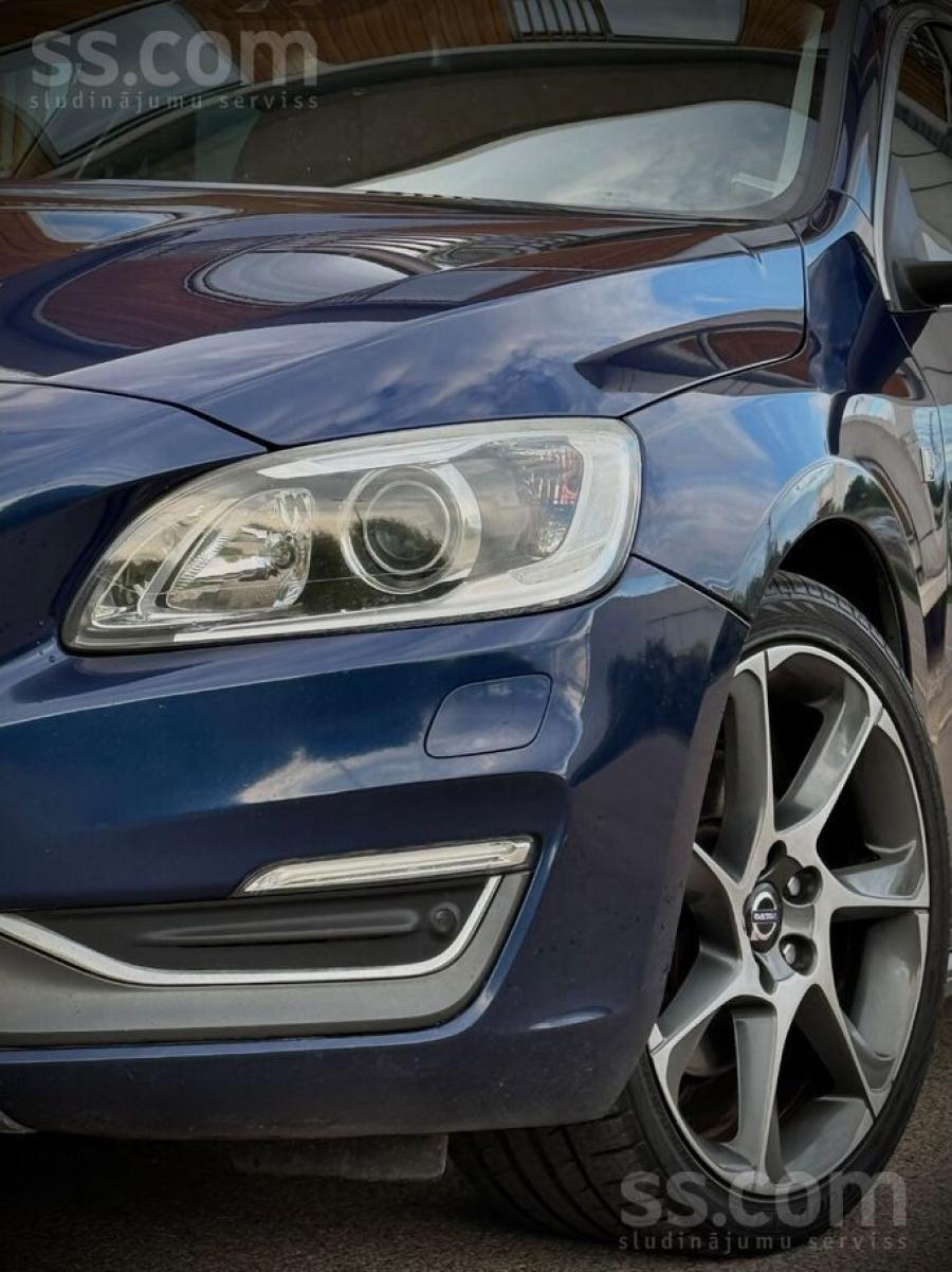 Blue Volvo V60 2014 in Riga, with an engine capacity of 2.00 L and mileage of 274 thousand km for 8150 €, photo 6 on AUTOMOTO.COM.LV