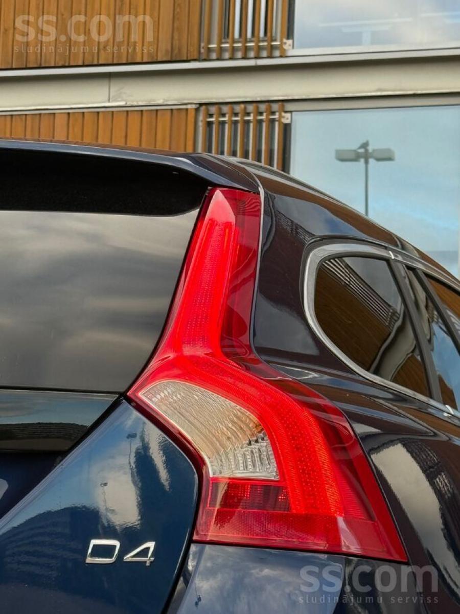 Blue Volvo V60 2014 in Riga, with an engine capacity of 2.00 L and mileage of 274 thousand km for 8150 €, photo 10 on AUTOMOTO.COM.LV