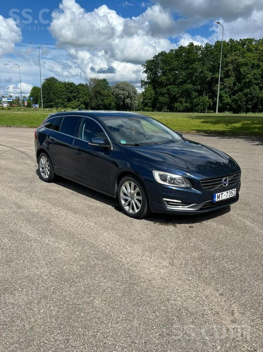 Zils Volvo V60 2014 Jēkabpils, ar dzinēja tilpumu 2.00 L un nobraukumu 303 tūkst. km par 6300 €, foto 3 vietnē AUTOMOTO.COM.LV