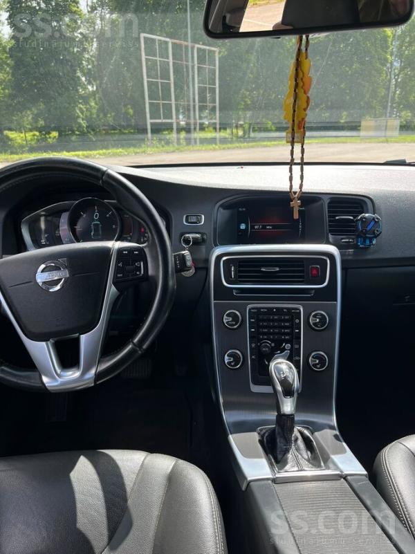 Blue Volvo V60 2014 in Jekabpils, with an engine capacity of 2.00 L and mileage of 303 thousand km for 6300 €, photo 3 on AUTOMOTO.COM.LV