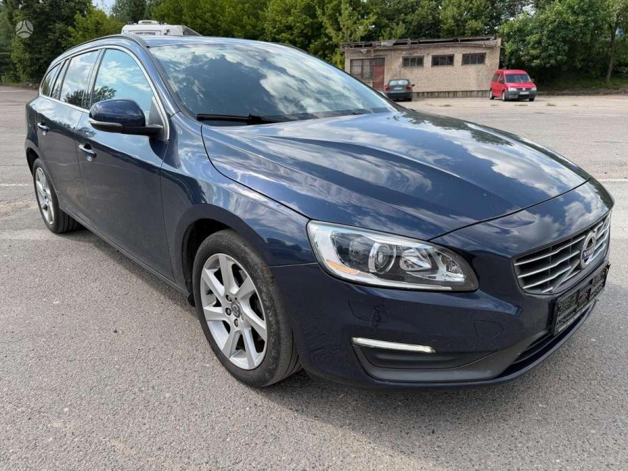 Blue Volvo V60 2014 in Raseiniai, with an engine capacity of 1.97 L and mileage of 252 thousand km for 5900 €, photo 1 on AUTOMOTO.COM.LV