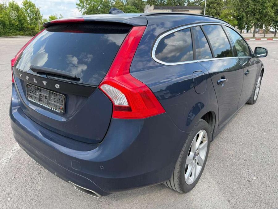 Blue Volvo V60 2014 in Raseiniai, with an engine capacity of 1.97 L and mileage of 252 thousand km for 5900 €, photo 9 on AUTOMOTO.COM.LV