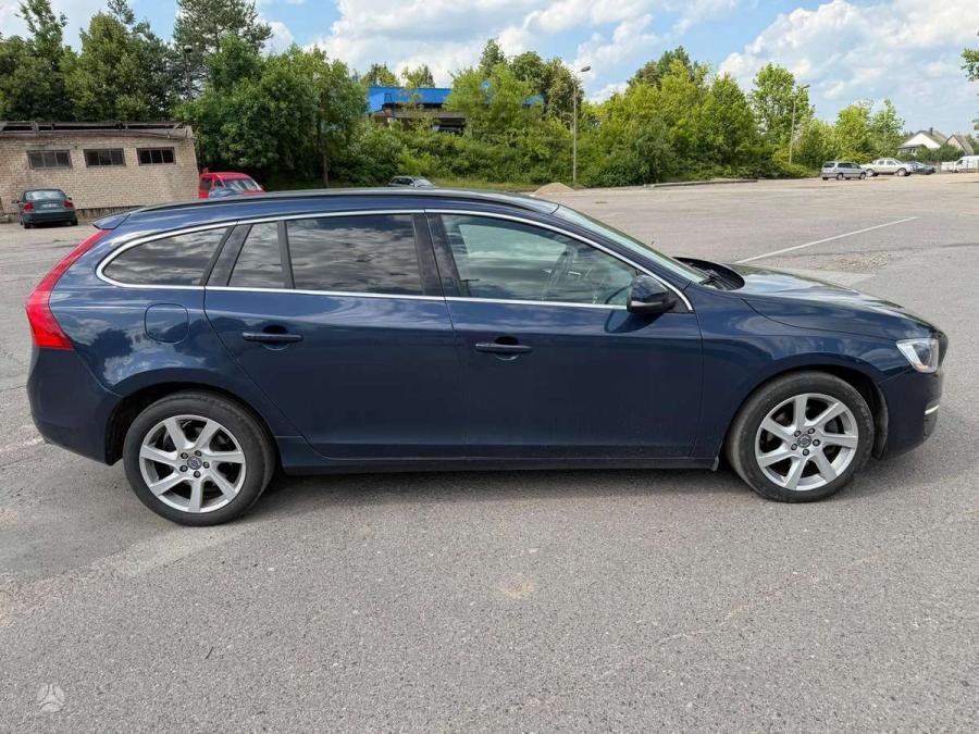 Blue Volvo V60 2014 in Raseiniai, with an engine capacity of 1.97 L and mileage of 252 thousand km for 5900 €, photo 10 on AUTOMOTO.COM.LV
