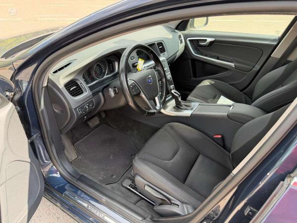 Blue Volvo V60 2014 in Raseiniai, with an engine capacity of 1.97 L and mileage of 252 thousand km for 5900 €, photo 10 on AUTOMOTO.COM.LV