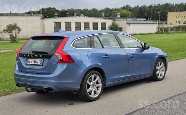 Zils Volvo V60 2014 Rīga, ar dzinēja tilpumu 2.00 L un nobraukumu 273 tūkst. km par 6200 €, foto 3 vietnē AUTOMOTO.COM.LV