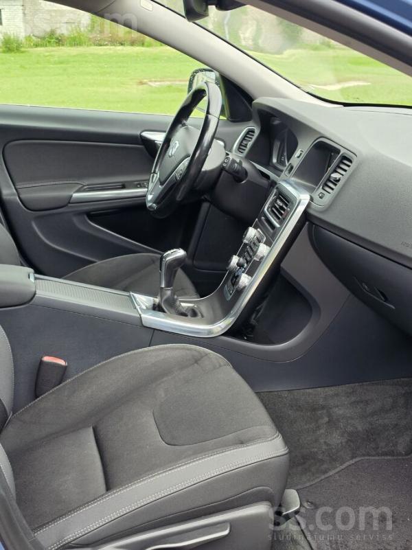 Zils Volvo V60 2014 Rīga, ar dzinēja tilpumu 2.00 L un nobraukumu 273 tūkst. km par 6200 €, foto 10 vietnē AUTOMOTO.COM.LV