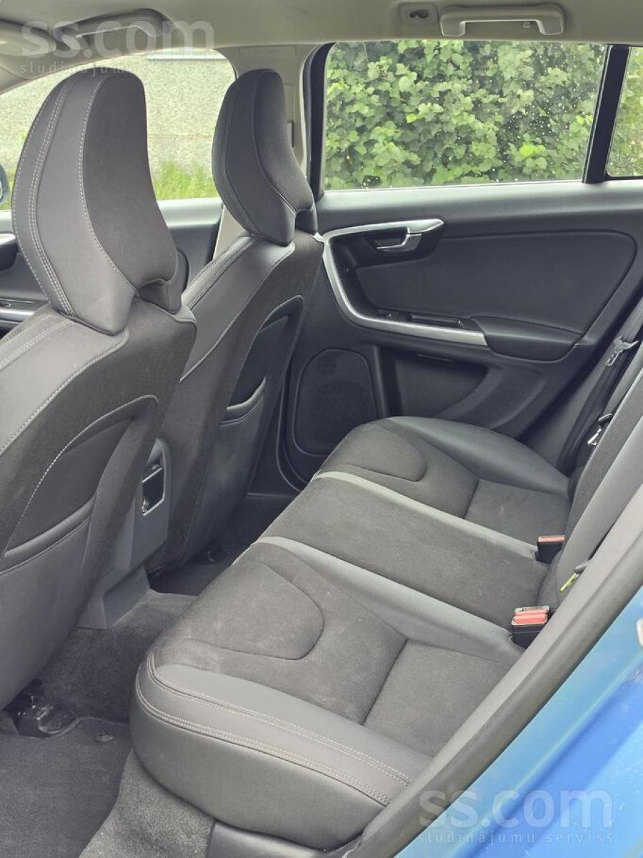 Blue Volvo V60 2014 in Riga, with an engine capacity of 2.00 L and mileage of 273 thousand km for 6200 €, photo 13 on AUTOMOTO.COM.LV