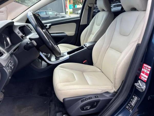 Zils Volvo V60 2014 Rīga, ar dzinēja tilpumu 2.00 L un nobraukumu 275 tūkst. km par 6950 €, foto 8 vietnē AUTOMOTO.COM.LV