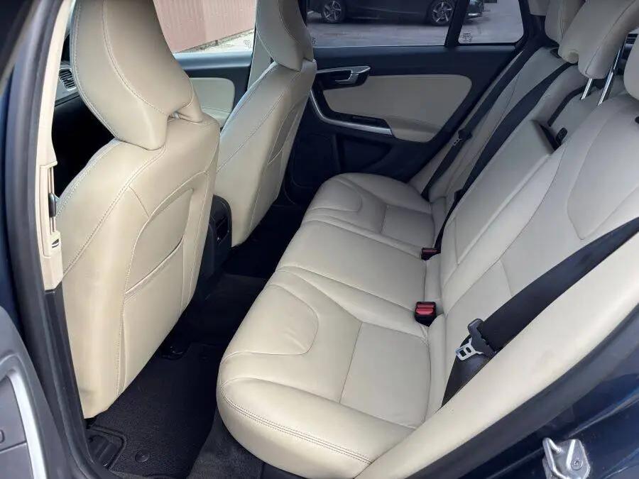 Zils Volvo V60 2014 Rīga, ar dzinēja tilpumu 2.00 L un nobraukumu 275 tūkst. km par 6950 €, foto 10 vietnē AUTOMOTO.COM.LV