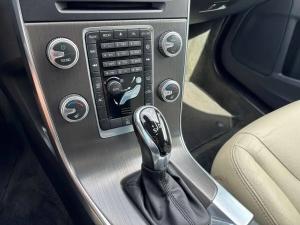 Zils Volvo V60 2014 Rīga, ar dzinēja tilpumu 2.00 L un nobraukumu 275 tūkst. km par 6950 €, foto 14 vietnē AUTOMOTO.COM.LV