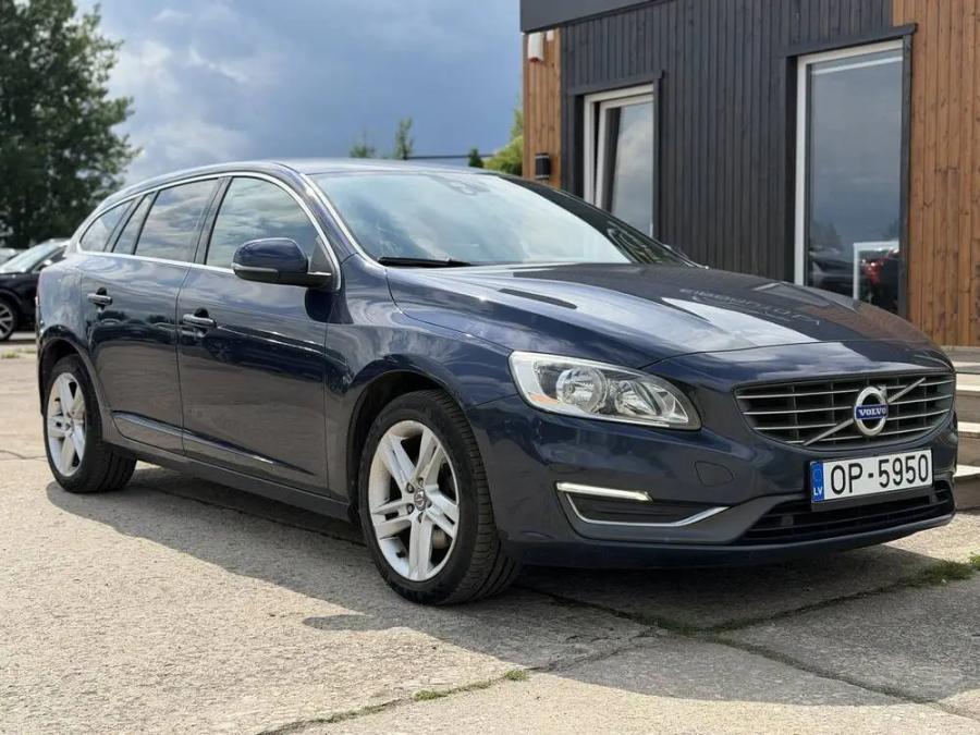 Zils Volvo V60 2014 Rīga, ar dzinēja tilpumu 2.00 L un nobraukumu 228 tūkst. km par 8500 €, foto 4 vietnē AUTOMOTO.COM.LV