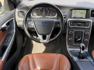 Zils Volvo V60 2014 Rīga, ar dzinēja tilpumu 2.00 L un nobraukumu 228 tūkst. km par 8500 €, foto 5 vietnē AUTOMOTO.COM.LV