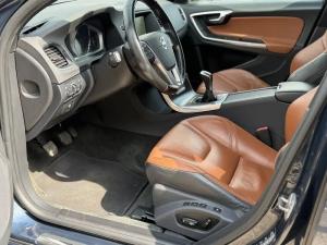 Zils Volvo V60 2014 Rīga, ar dzinēja tilpumu 2.00 L un nobraukumu 228 tūkst. km par 8500 €, foto 10 vietnē AUTOMOTO.COM.LV