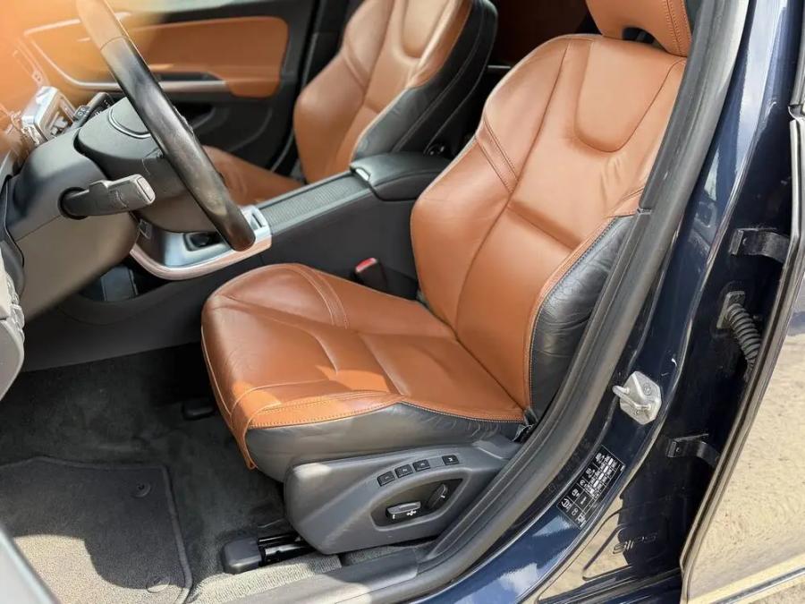 Zils Volvo V60 2014 Rīga, ar dzinēja tilpumu 2.00 L un nobraukumu 228 tūkst. km par 8500 €, foto 11 vietnē AUTOMOTO.COM.LV