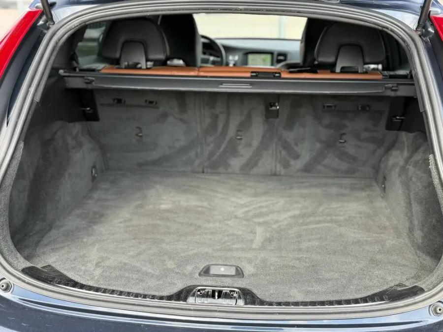 Zils Volvo V60 2014 Rīga, ar dzinēja tilpumu 2.00 L un nobraukumu 228 tūkst. km par 8500 €, foto 18 vietnē AUTOMOTO.COM.LV