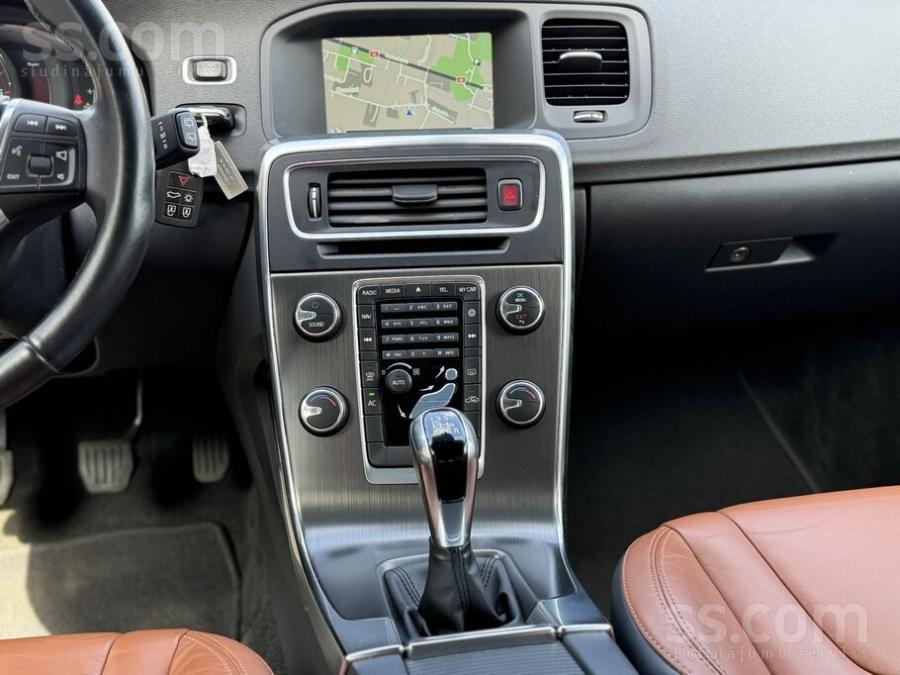 Zils Volvo V60 2014 Rīga, ar dzinēja tilpumu 2.00 L un nobraukumu 228 tūkst. km par 7700 €, foto 10 vietnē AUTOMOTO.COM.LV