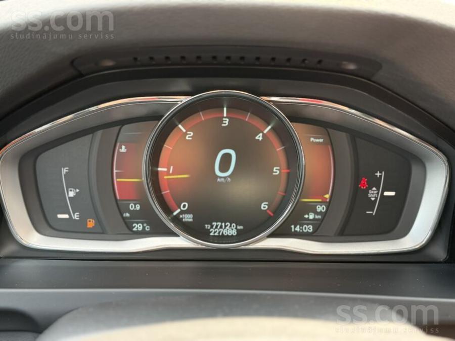 Zils Volvo V60 2014 Rīga, ar dzinēja tilpumu 2.00 L un nobraukumu 228 tūkst. km par 7700 €, foto 14 vietnē AUTOMOTO.COM.LV