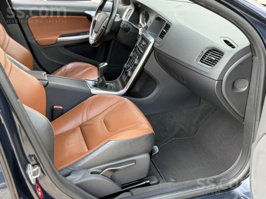 Zils Volvo V60 2014 Rīga, ar dzinēja tilpumu 2.00 L un nobraukumu 228 tūkst. km par 7700 €, foto 15 vietnē AUTOMOTO.COM.LV