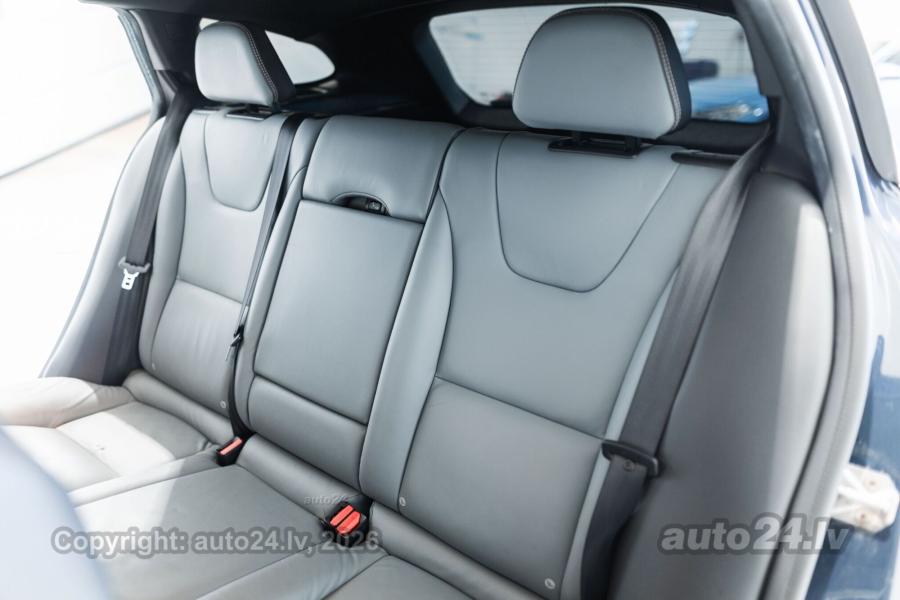 Blue Volvo V60 2014 in Tallinn, with an engine capacity of 2.40 L and mileage of 239 thousand km for 9990 €, photo 18 on AUTOMOTO.COM.LV