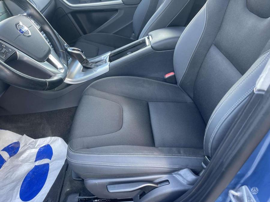 Zils Volvo V60 2014 Kauņa, ar dzinēja tilpumu 1.97 L un nobraukumu 267 tūkst. km par 5650 €, foto 24 vietnē AUTOMOTO.COM.LV