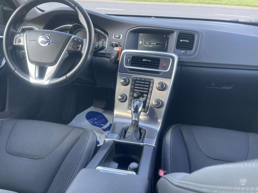 Zils Volvo V60 2014 Kauņa, ar dzinēja tilpumu 1.97 L un nobraukumu 267 tūkst. km par 5650 €, foto 26 vietnē AUTOMOTO.COM.LV
