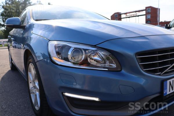 Zils Volvo V60 2014 Rīga, ar dzinēja tilpumu 2.00 L un nobraukumu 274 tūkst. km par 6490 €, foto 3 vietnē AUTOMOTO.COM.LV
