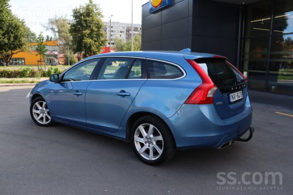Zils Volvo V60 2014 Rīga, ar dzinēja tilpumu 2.00 L un nobraukumu 274 tūkst. km par 6490 €, foto 4 vietnē AUTOMOTO.COM.LV