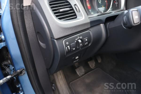 Zils Volvo V60 2014 Rīga, ar dzinēja tilpumu 2.00 L un nobraukumu 274 tūkst. km par 6490 €, foto 10 vietnē AUTOMOTO.COM.LV