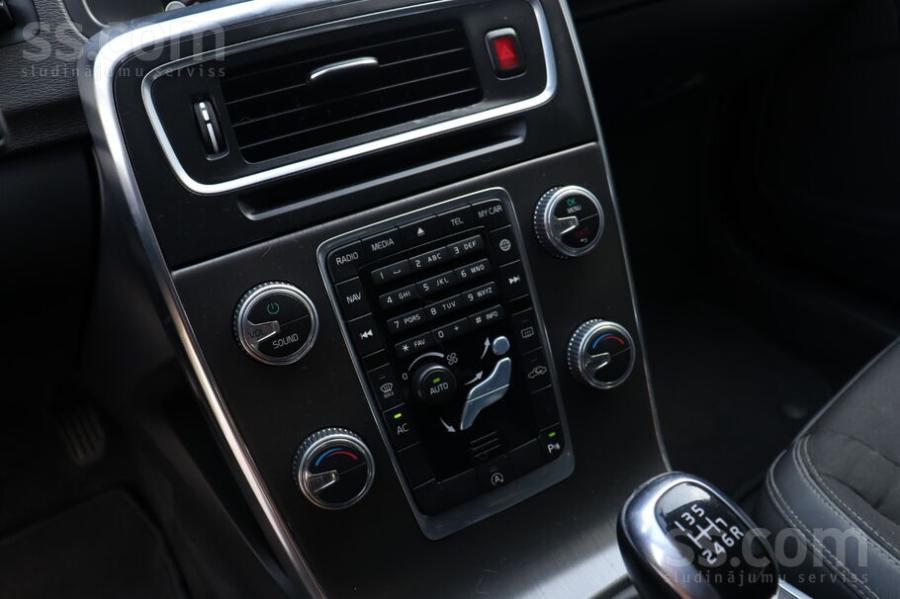 Zils Volvo V60 2014 Rīga, ar dzinēja tilpumu 2.00 L un nobraukumu 274 tūkst. km par 5990 €, foto 18 vietnē AUTOMOTO.COM.LV