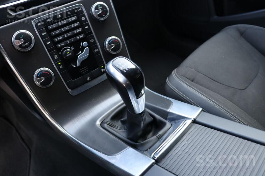 Zils Volvo V60 2014 Rīga, ar dzinēja tilpumu 2.00 L un nobraukumu 274 tūkst. km par 5990 €, foto 19 vietnē AUTOMOTO.COM.LV