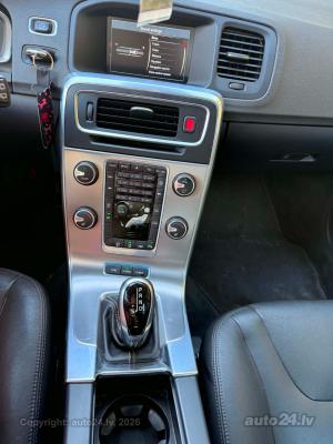 Zils Volvo V60 2014 Tartu, ar dzinēja tilpumu 2.40 L un nobraukumu 233 tūkst. km par 9000 €, foto 7 vietnē AUTOMOTO.COM.LV