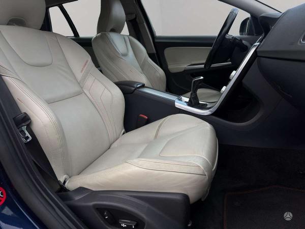 Zils Volvo V60 2014 Klaipėda, ar dzinēja tilpumu 2.00 L un nobraukumu 338 tūkst. km par 6999 €, foto 8 vietnē AUTOMOTO.COM.LV